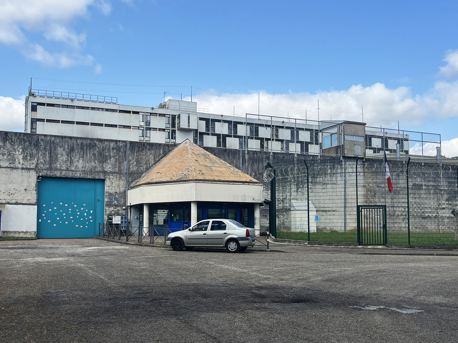 Malgré l'ouverture de son nouveau bâtiment, la prison de Bordeaux ...